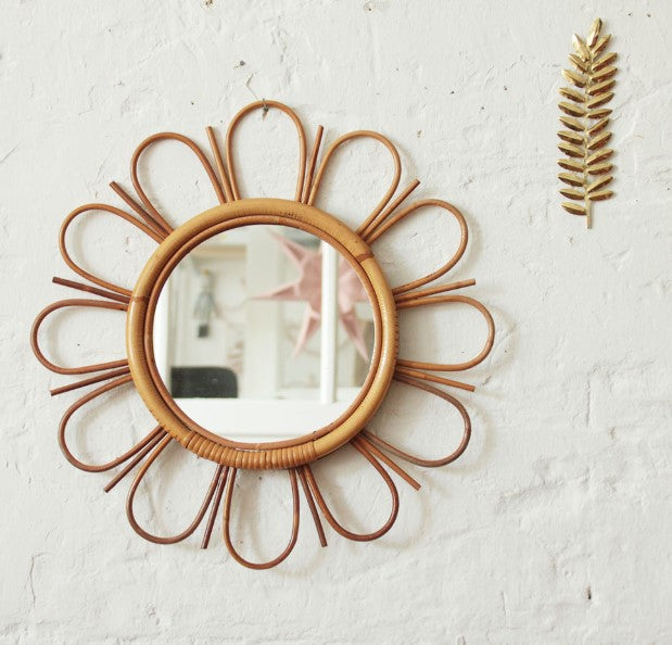 Miroir en rotin : la touche bohème et naturelle pour sublimer votre in